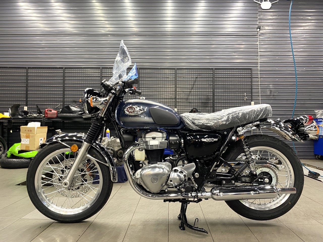 Kawasaki W800 2023 Debuts in Vietnam: Blending Classic with Contemporary - vnauto.net